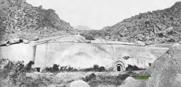 Cuevas de 1.500 años de antigüedad talladas en una enorme roca ...